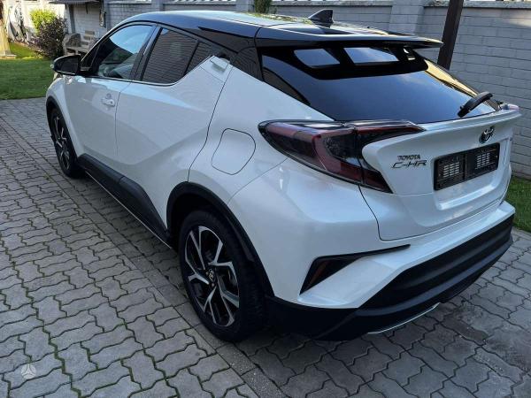 Белый Тойота C-HR 2018 в Вильнюс, объемом двигателя 1.80 л и пробегом 110 тыс. км за 16950 €, фото 4 на AUTOMOTO.COM.LV