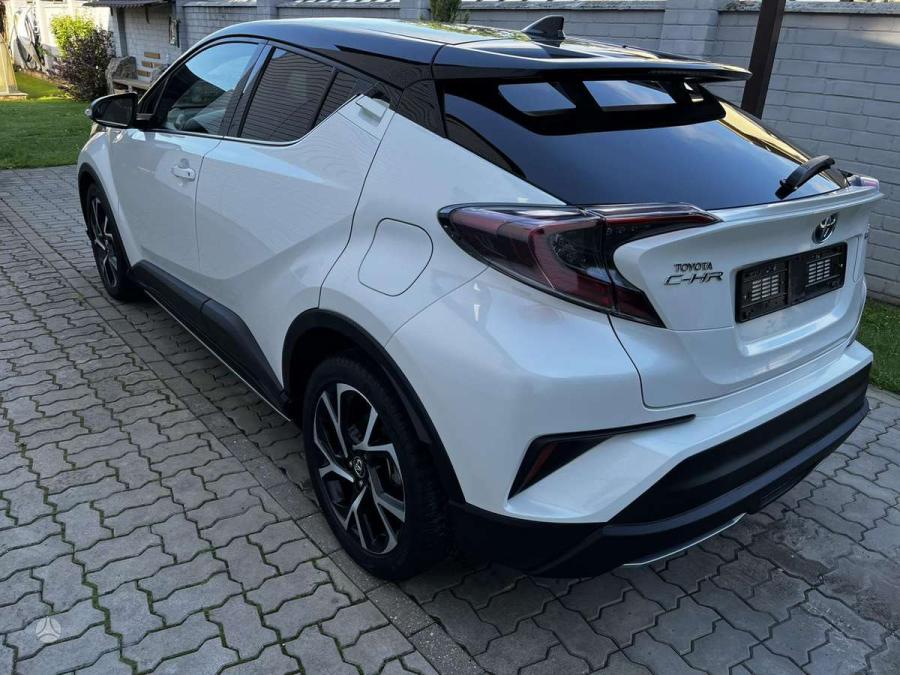 Белый Тойота C-HR 2018 в Вильнюс, объемом двигателя 1.80 л и пробегом 110 тыс. км за 16950 €, фото 5 на AUTOMOTO.COM.LV