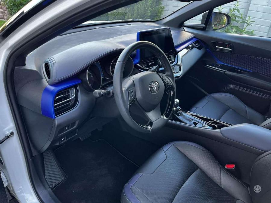 Белый Тойота C-HR 2018 в Вильнюс, объемом двигателя 1.80 л и пробегом 110 тыс. км за 16950 €, фото 11 на AUTOMOTO.COM.LV