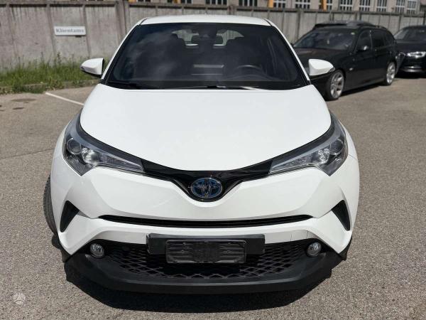 White Toyota C-HR 2018 in Vilnius, with an engine capacity of 1.80 L and mileage of 261 thousand km for 11900 €, photo 4 on AUTOMOTO.COM.LV
