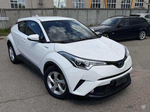 White Toyota C-HR 2018 in Vilnius, with an engine capacity of 1.80 L and mileage of 261 thousand km for 11900 €, photo 6 on AUTOMOTO.COM.LV
