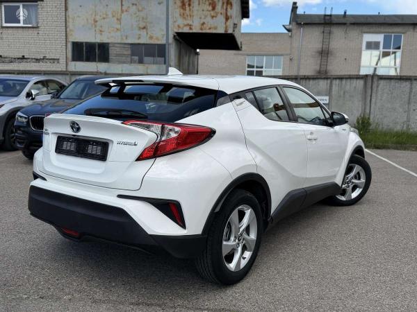 White Toyota C-HR 2018 in Vilnius, with an engine capacity of 1.80 L and mileage of 261 thousand km for 11900 €, photo 8 on AUTOMOTO.COM.LV
