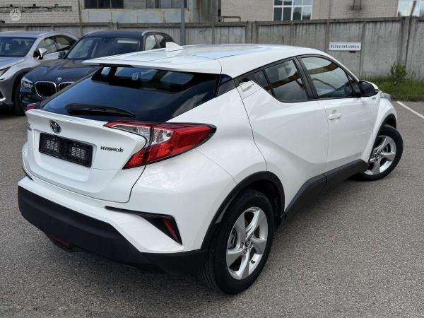 White Toyota C-HR 2018 in Vilnius, with an engine capacity of 1.80 L and mileage of 261 thousand km for 11900 €, photo 9 on AUTOMOTO.COM.LV