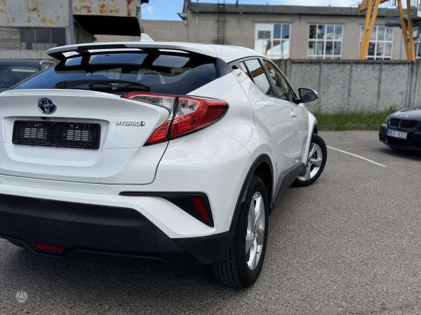 White Toyota C-HR 2018 in Vilnius, with an engine capacity of 1.80 L and mileage of 261 thousand km for 11900 €, photo 10 on AUTOMOTO.COM.LV