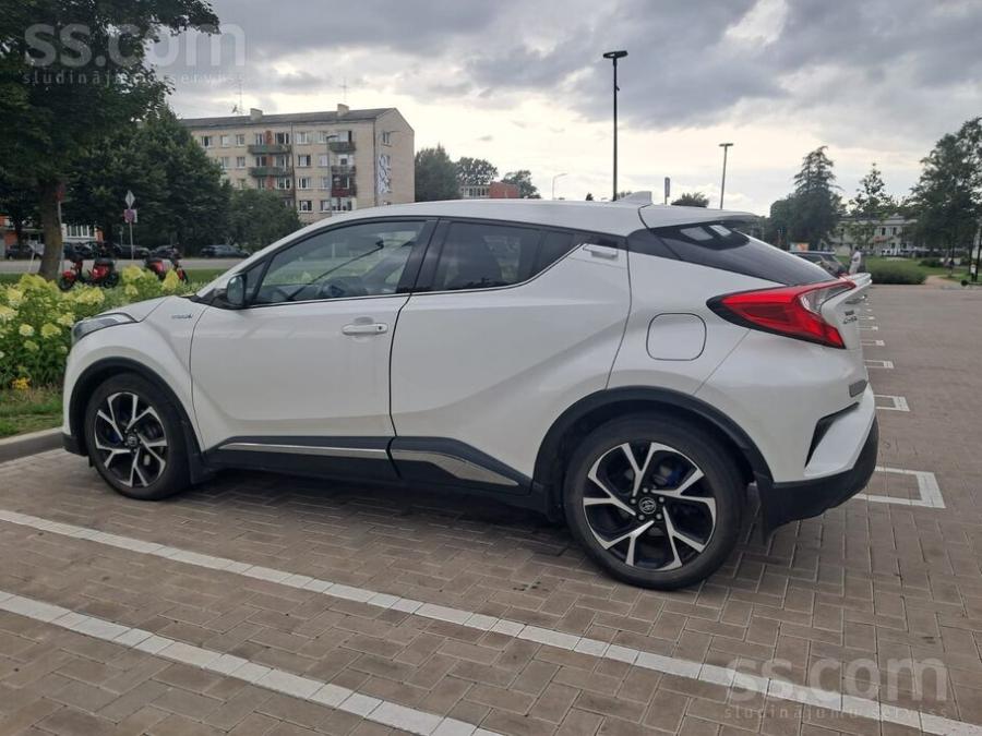 Белый Тойота C-HR 2018 в Рига, объемом двигателя 1.80 л и пробегом 103 тыс. км за 17800 €, фото 3 на AUTOMOTO.COM.LV