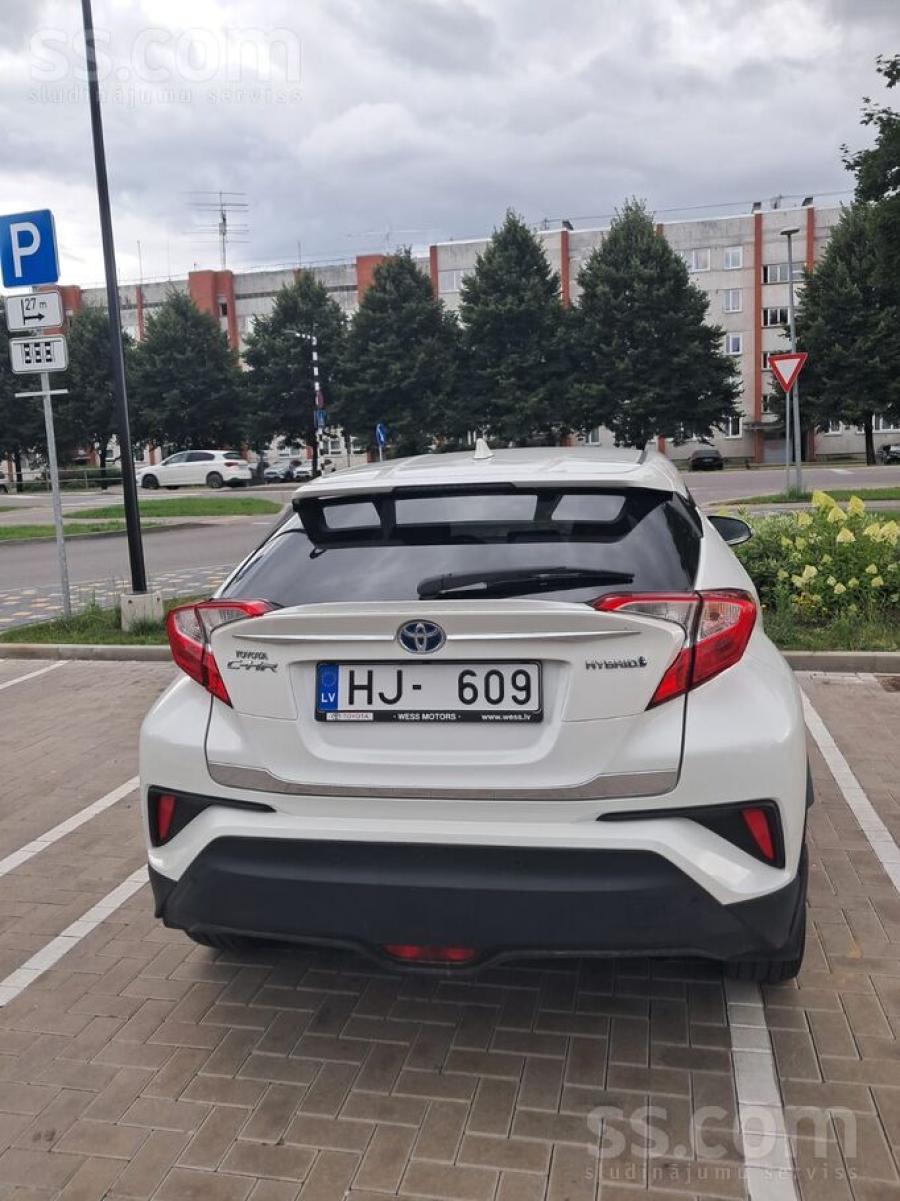 Белый Тойота C-HR 2018 в Рига, объемом двигателя 1.80 л и пробегом 103 тыс. км за 17800 €, фото 5 на AUTOMOTO.COM.LV