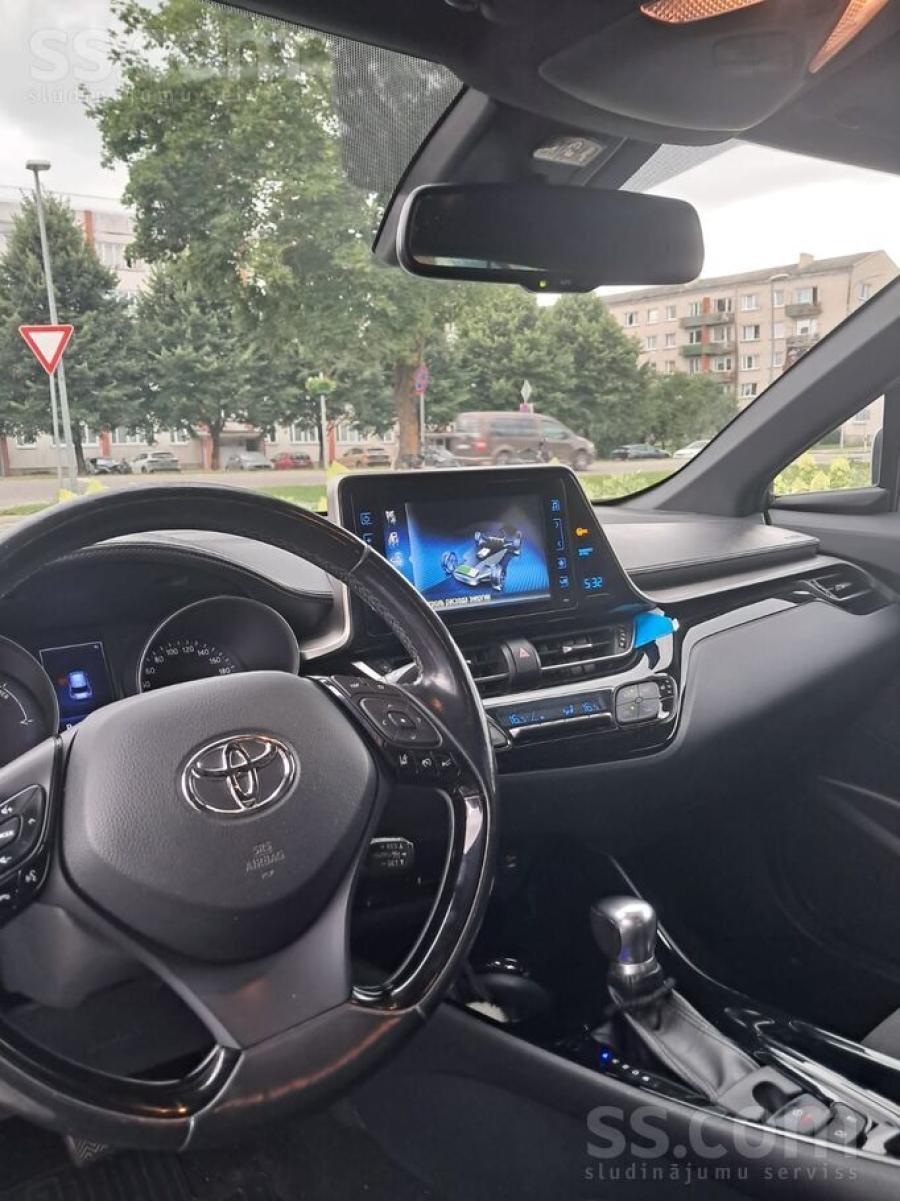 Белый Тойота C-HR 2018 в Рига, объемом двигателя 1.80 л и пробегом 103 тыс. км за 17800 €, фото 6 на AUTOMOTO.COM.LV