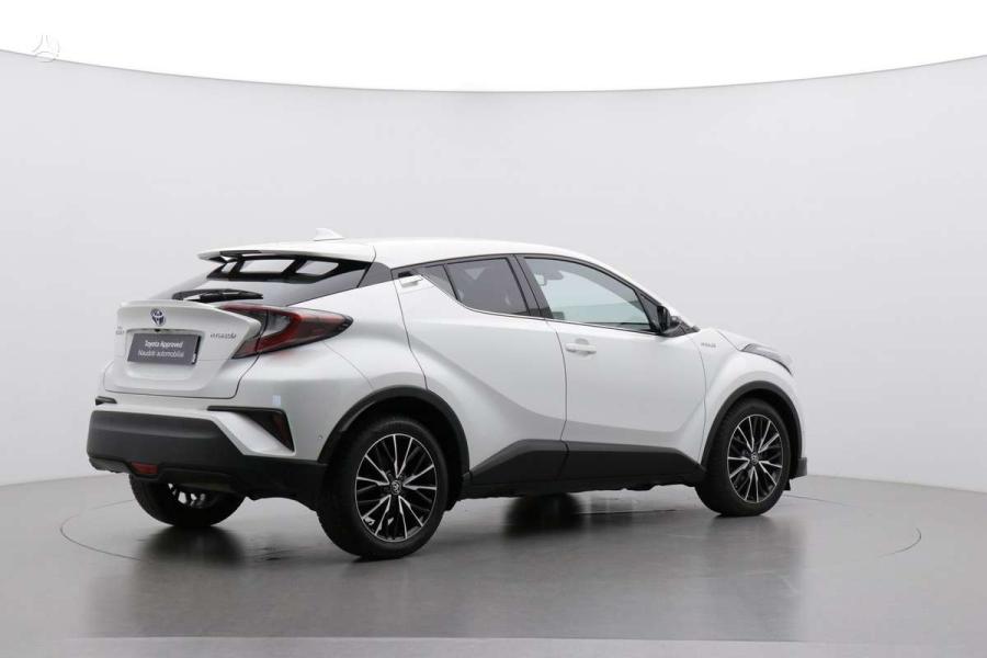 White Toyota C-HR 2018 in Vilnius, with an engine capacity of 1.80 L and mileage of 134 thousand km for 20500 €, photo 4 on AUTOMOTO.COM.LV