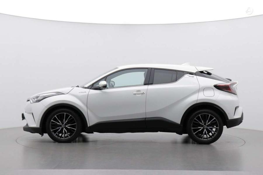 White Toyota C-HR 2018 in Vilnius, with an engine capacity of 1.80 L and mileage of 134 thousand km for 20500 €, photo 5 on AUTOMOTO.COM.LV
