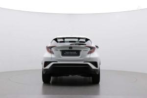 White Toyota C-HR 2018 in Vilnius, with an engine capacity of 1.80 L and mileage of 134 thousand km for 20500 €, photo 6 on AUTOMOTO.COM.LV
