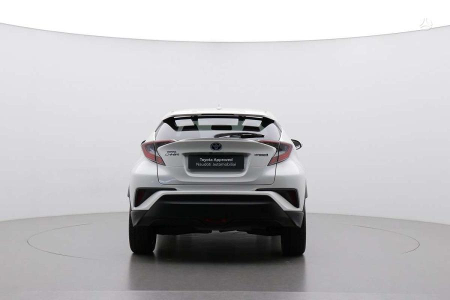 White Toyota C-HR 2018 in Vilnius, with an engine capacity of 1.80 L and mileage of 134 thousand km for 20500 €, photo 6 on AUTOMOTO.COM.LV
