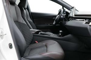 White Toyota C-HR 2018 in Vilnius, with an engine capacity of 1.80 L and mileage of 134 thousand km for 20500 €, photo 10 on AUTOMOTO.COM.LV
