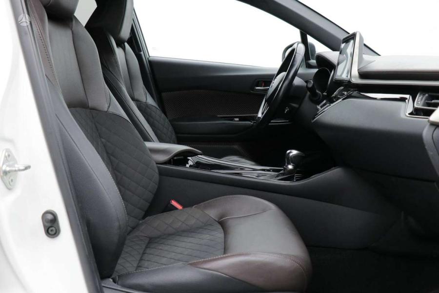 White Toyota C-HR 2018 in Vilnius, with an engine capacity of 1.80 L and mileage of 134 thousand km for 20500 €, photo 10 on AUTOMOTO.COM.LV