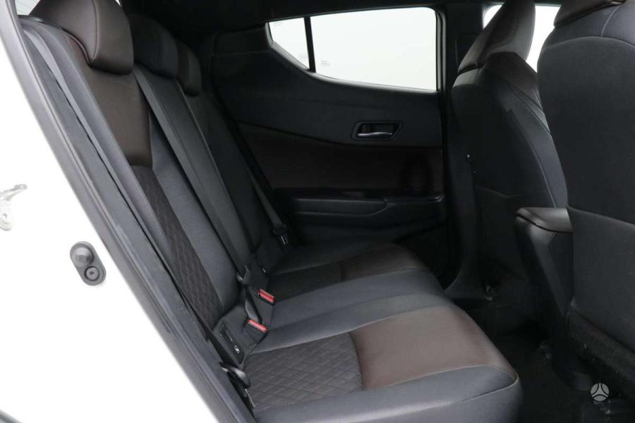 White Toyota C-HR 2018 in Vilnius, with an engine capacity of 1.80 L and mileage of 134 thousand km for 20500 €, photo 11 on AUTOMOTO.COM.LV