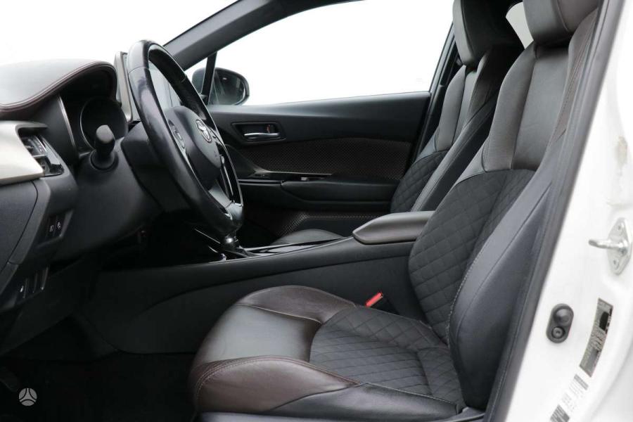 White Toyota C-HR 2018 in Vilnius, with an engine capacity of 1.80 L and mileage of 134 thousand km for 20500 €, photo 13 on AUTOMOTO.COM.LV