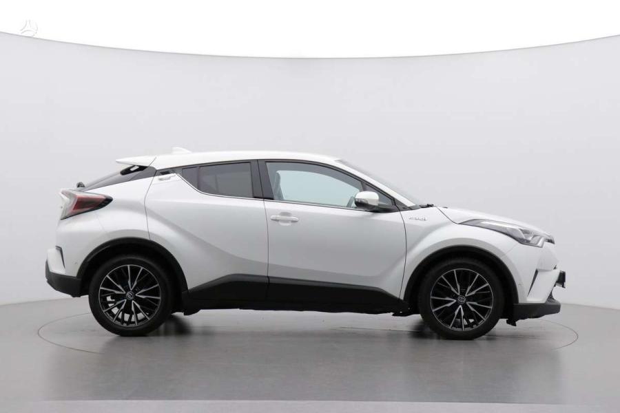 White Toyota C-HR 2018 in Vilnius, with an engine capacity of 1.80 L and mileage of 134 thousand km for 20500 €, photo 18 on AUTOMOTO.COM.LV