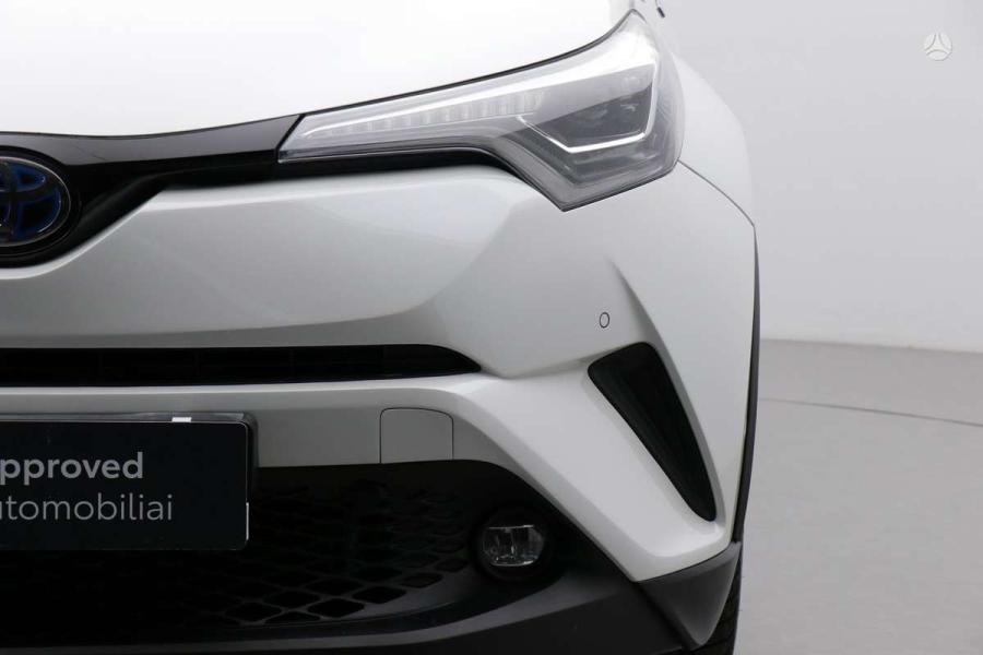 White Toyota C-HR 2018 in Vilnius, with an engine capacity of 1.80 L and mileage of 134 thousand km for 20500 €, photo 21 on AUTOMOTO.COM.LV