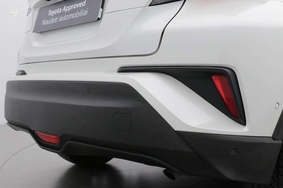 White Toyota C-HR 2018 in Vilnius, with an engine capacity of 1.80 L and mileage of 134 thousand km for 20500 €, photo 22 on AUTOMOTO.COM.LV
