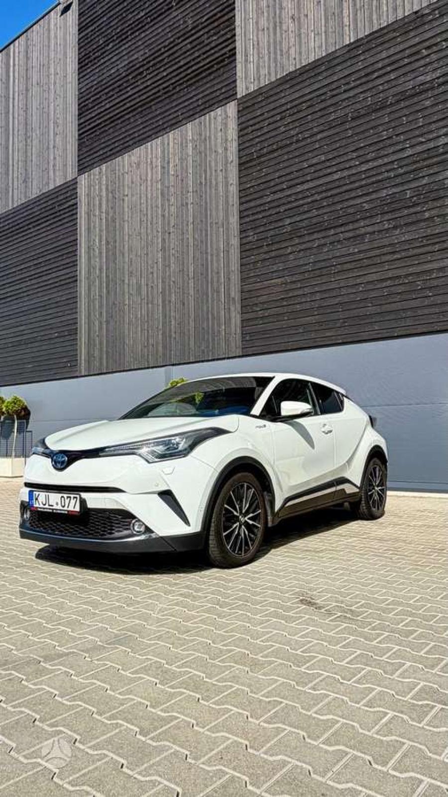 Белый Тойота C-HR 2018 в Шяуляй, объемом двигателя 1.80 л и пробегом 120 тыс. км за 22000 €, фото 3 на AUTOMOTO.COM.LV
