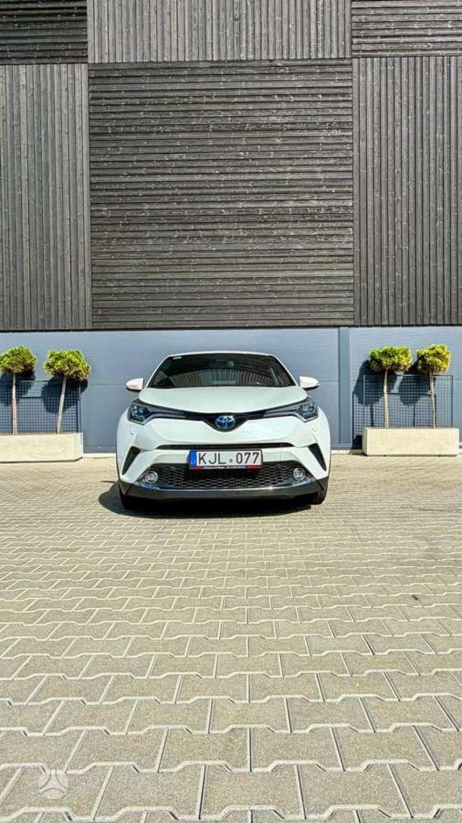 Белый Тойота C-HR 2018 в Шяуляй, объемом двигателя 1.80 л и пробегом 120 тыс. км за 22000 €, фото 4 на AUTOMOTO.COM.LV