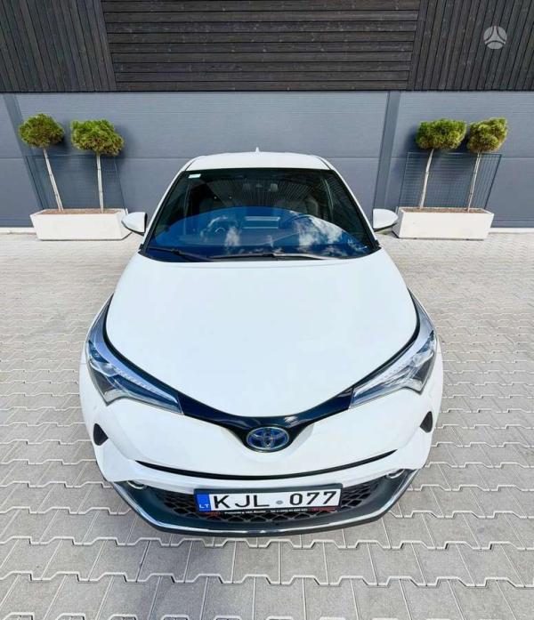 White Toyota C-HR 2018 in Siauliai, with an engine capacity of 1.80 L and mileage of 120 thousand km for 22000 €, photo 5 on AUTOMOTO.COM.LV
