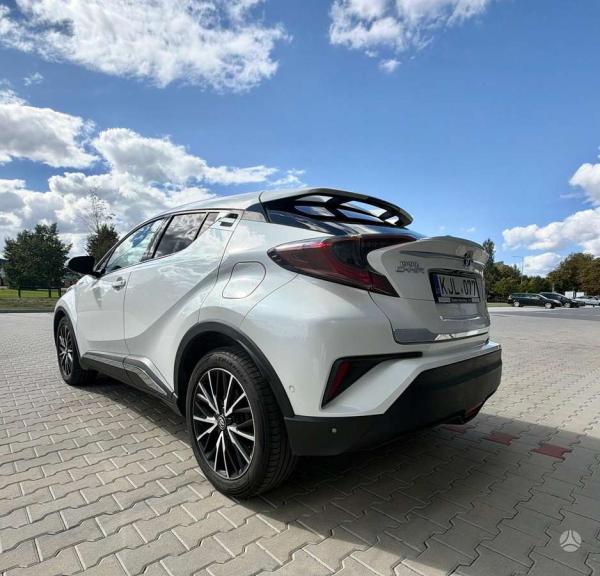 White Toyota C-HR 2018 in Siauliai, with an engine capacity of 1.80 L and mileage of 120 thousand km for 22000 €, photo 7 on AUTOMOTO.COM.LV