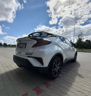 Белый Тойота C-HR 2018 в Шяуляй, объемом двигателя 1.80 л и пробегом 120 тыс. км за 22000 €, фото 10 на AUTOMOTO.COM.LV