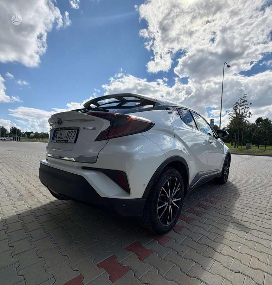 Белый Тойота C-HR 2018 в Шяуляй, объемом двигателя 1.80 л и пробегом 120 тыс. км за 22000 €, фото 10 на AUTOMOTO.COM.LV