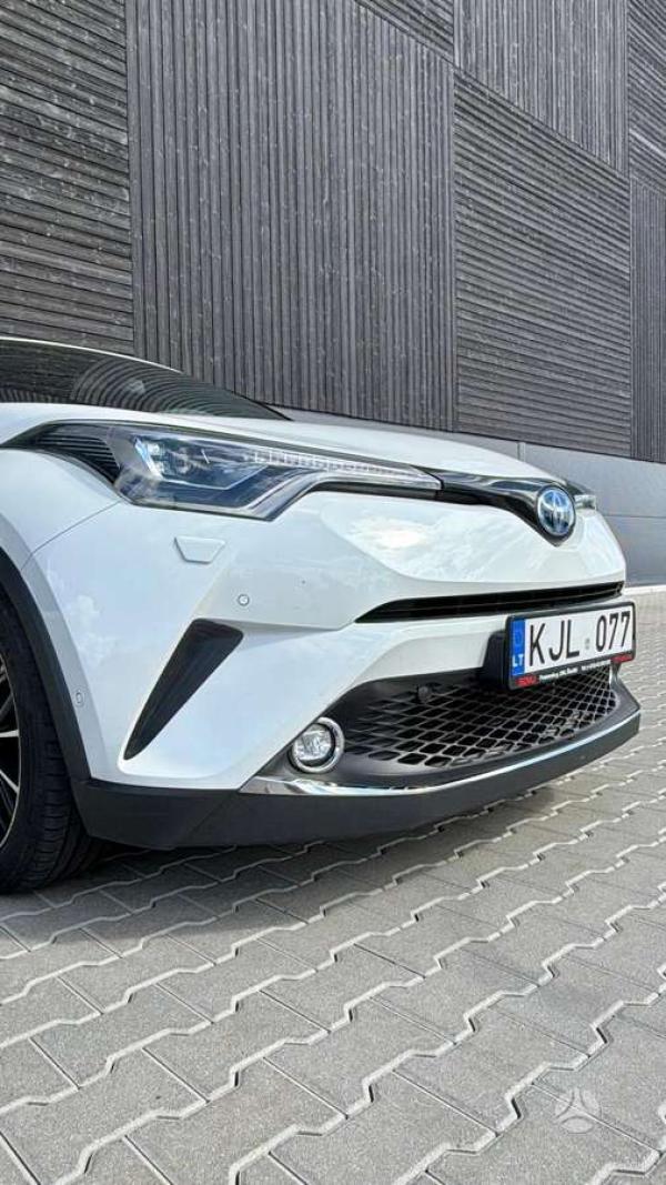 White Toyota C-HR 2018 in Siauliai, with an engine capacity of 1.80 L and mileage of 120 thousand km for 22000 €, photo 11 on AUTOMOTO.COM.LV