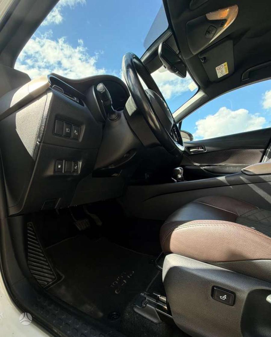 Белый Тойота C-HR 2018 в Шяуляй, объемом двигателя 1.80 л и пробегом 120 тыс. км за 22000 €, фото 18 на AUTOMOTO.COM.LV