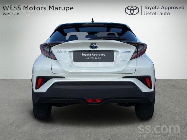Toyota C-HR 2018 in Riga on AUTOMOTO.COM.LV White Toyota C-HR 2018 in Riga, with an engine capacity of 1.80 L and mileage of 109 thousand km for 17990 €, photo 5 on AUTOMOTO.COM.LV