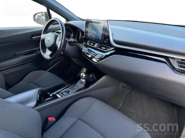 Toyota C-HR 2018 in Riga on AUTOMOTO.COM.LV White Toyota C-HR 2018 in Riga, with an engine capacity of 1.80 L and mileage of 109 thousand km for 17990 €, photo 7 on AUTOMOTO.COM.LV