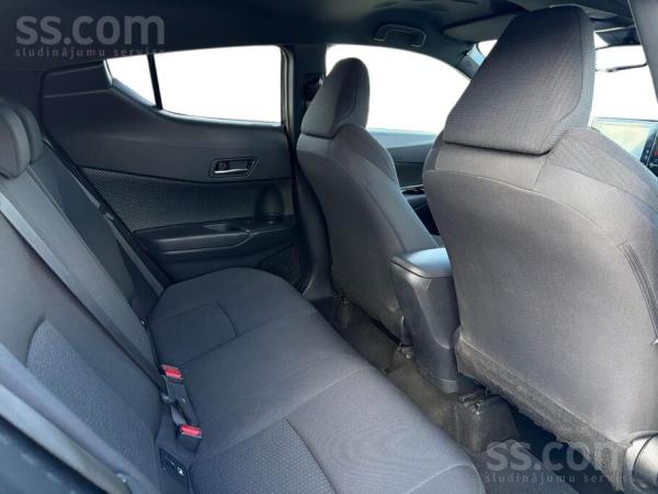 Toyota C-HR 2018 in Riga on AUTOMOTO.COM.LV White Toyota C-HR 2018 in Riga, with an engine capacity of 1.80 L and mileage of 109 thousand km for 17990 €, photo 8 on AUTOMOTO.COM.LV