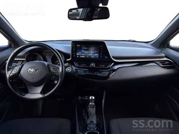 Toyota C-HR 2018 in Riga on AUTOMOTO.COM.LV White Toyota C-HR 2018 in Riga, with an engine capacity of 1.80 L and mileage of 109 thousand km for 17990 €, photo 9 on AUTOMOTO.COM.LV