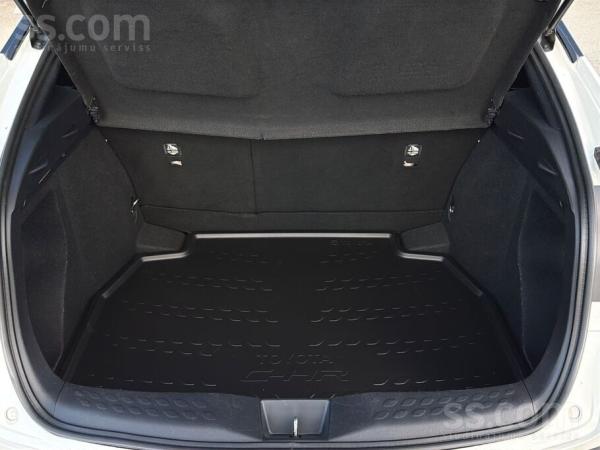 Toyota C-HR 2018 in Riga on AUTOMOTO.COM.LV White Toyota C-HR 2018 in Riga, with an engine capacity of 1.80 L and mileage of 109 thousand km for 17990 €, photo 11 on AUTOMOTO.COM.LV
