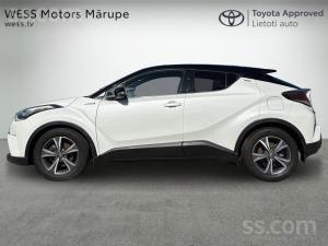 White Toyota C-HR 2018 in Riga, with an engine capacity of 1.80 L and mileage of 109 thousand km for 17990 €, photo 4 on AUTOMOTO.COM.LV