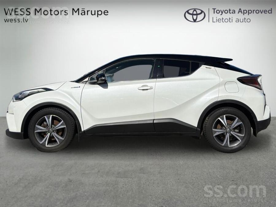 White Toyota C-HR 2018 in Riga, with an engine capacity of 1.80 L and mileage of 109 thousand km for 17990 €, photo 4 on AUTOMOTO.COM.LV