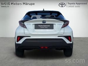 White Toyota C-HR 2018 in Riga, with an engine capacity of 1.80 L and mileage of 109 thousand km for 17990 €, photo 5 on AUTOMOTO.COM.LV