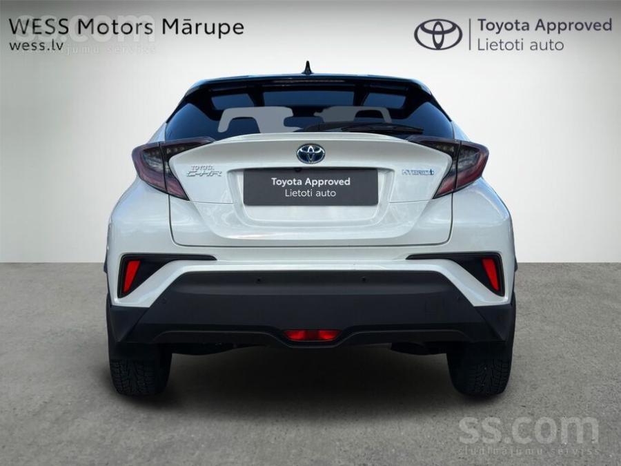 White Toyota C-HR 2018 in Riga, with an engine capacity of 1.80 L and mileage of 109 thousand km for 17990 €, photo 5 on AUTOMOTO.COM.LV