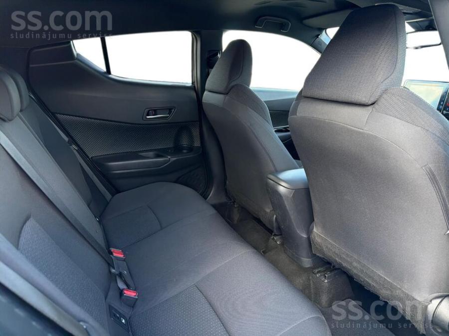 White Toyota C-HR 2018 in Riga, with an engine capacity of 1.80 L and mileage of 109 thousand km for 17990 €, photo 8 on AUTOMOTO.COM.LV
