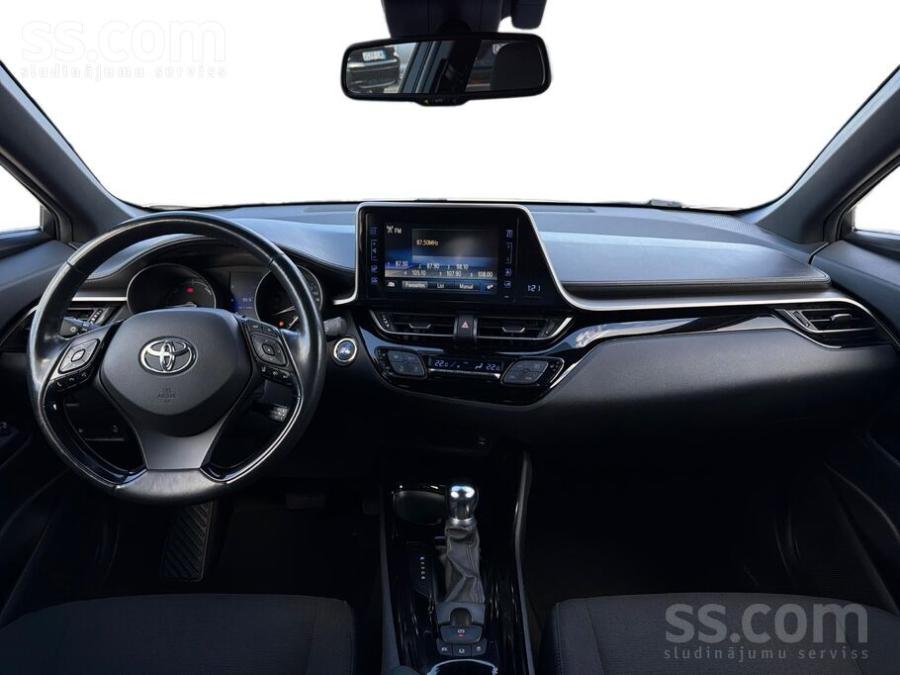 White Toyota C-HR 2018 in Riga, with an engine capacity of 1.80 L and mileage of 109 thousand km for 17990 €, photo 9 on AUTOMOTO.COM.LV