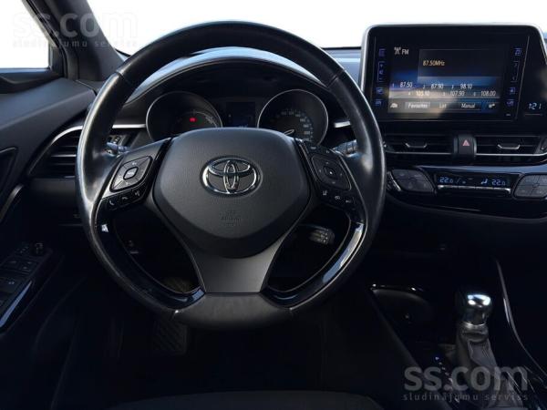 White Toyota C-HR 2018 in Riga, with an engine capacity of 1.80 L and mileage of 109 thousand km for 17990 €, photo 10 on AUTOMOTO.COM.LV