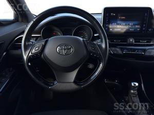 White Toyota C-HR 2018 in Riga, with an engine capacity of 1.80 L and mileage of 109 thousand km for 17990 €, photo 10 on AUTOMOTO.COM.LV