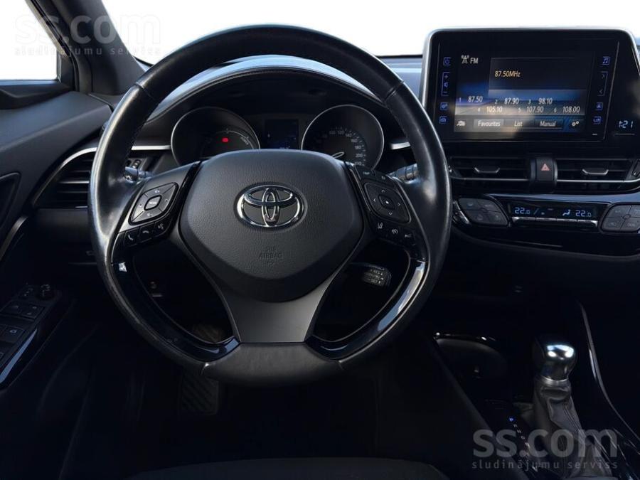 White Toyota C-HR 2018 in Riga, with an engine capacity of 1.80 L and mileage of 109 thousand km for 17990 €, photo 10 on AUTOMOTO.COM.LV