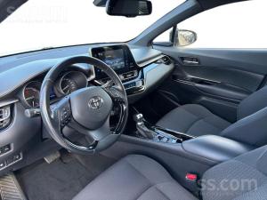 White Toyota C-HR 2018 in Riga, with an engine capacity of 1.80 L and mileage of 109 thousand km for 17990 €, photo 12 on AUTOMOTO.COM.LV