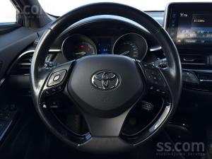 White Toyota C-HR 2018 in Riga, with an engine capacity of 1.80 L and mileage of 109 thousand km for 17990 €, photo 13 on AUTOMOTO.COM.LV