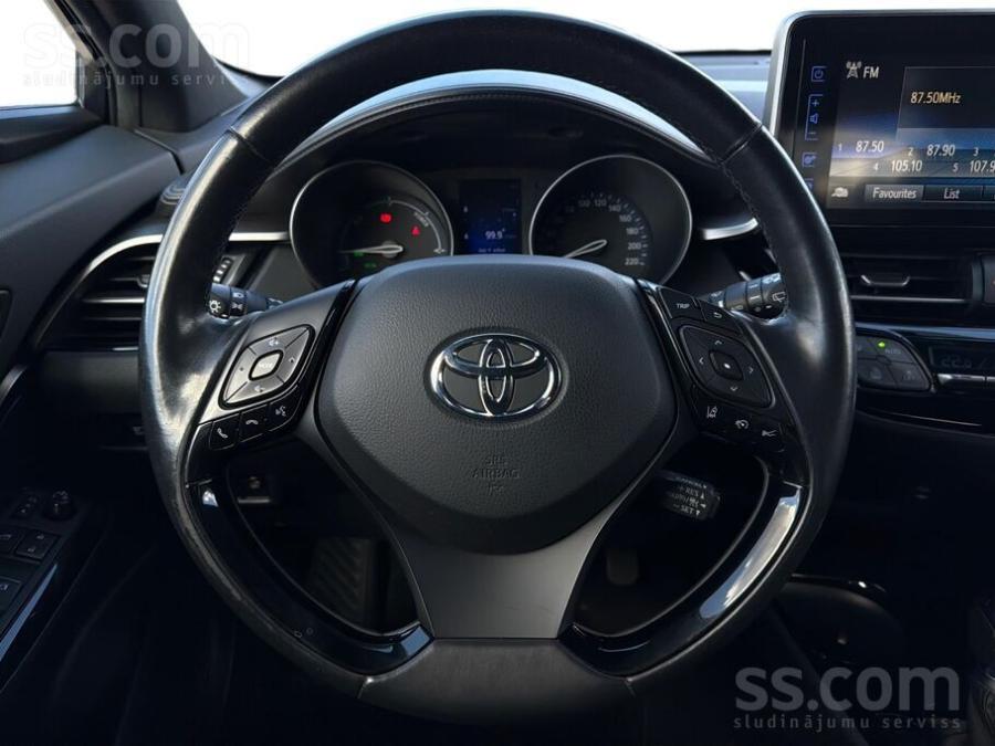 White Toyota C-HR 2018 in Riga, with an engine capacity of 1.80 L and mileage of 109 thousand km for 17990 €, photo 13 on AUTOMOTO.COM.LV