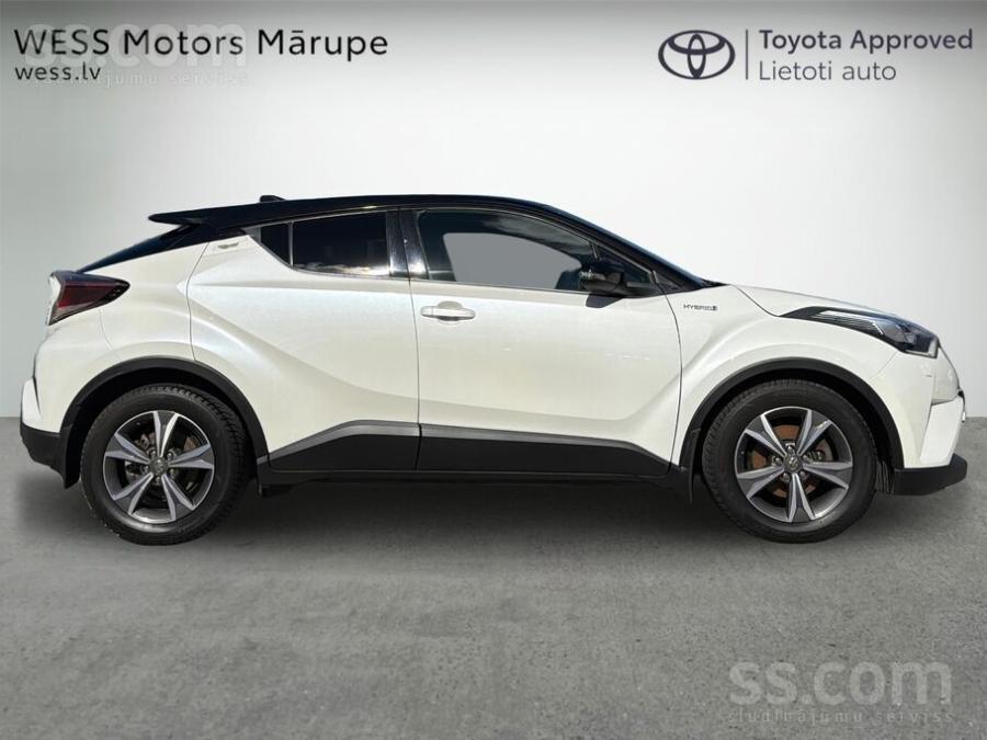 White Toyota C-HR 2018 in Riga, with an engine capacity of 1.80 L and mileage of 109 thousand km for 17990 €, photo 17 on AUTOMOTO.COM.LV