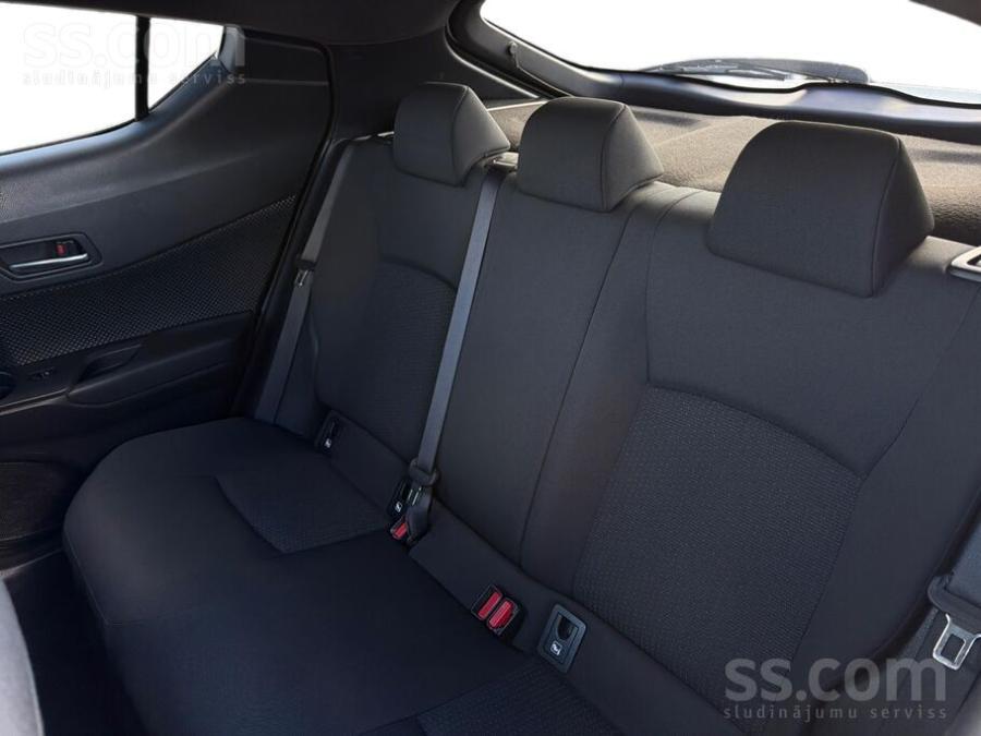 White Toyota C-HR 2018 in Riga, with an engine capacity of 1.80 L and mileage of 109 thousand km for 17990 €, photo 20 on AUTOMOTO.COM.LV