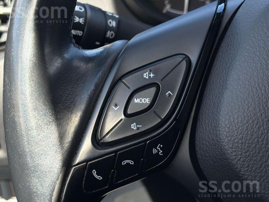 White Toyota C-HR 2018 in Riga, with an engine capacity of 1.80 L and mileage of 109 thousand km for 17990 €, photo 22 on AUTOMOTO.COM.LV